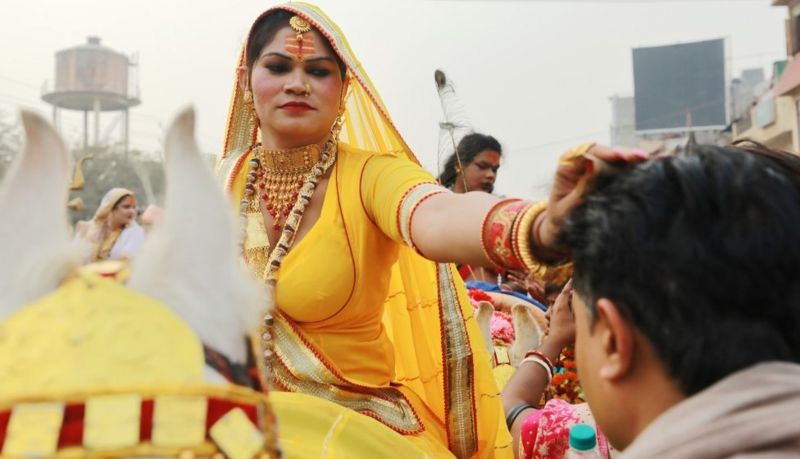 India transgender gurus in landmark Hindu procession - BBC News