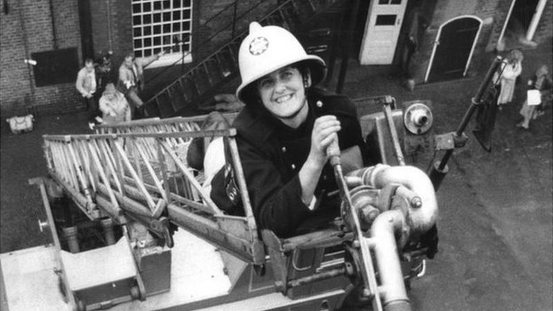 London Fire Brigade exhibition highlights history of firewomen - BBC News