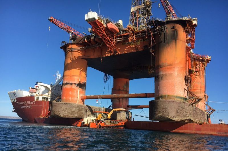 Oil leakage from damaged Transocean Winner rig - BBC News