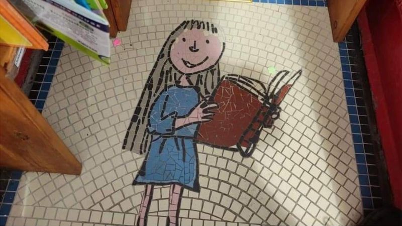 Elland Book Swap phone box celebrates first birthday - BBC News