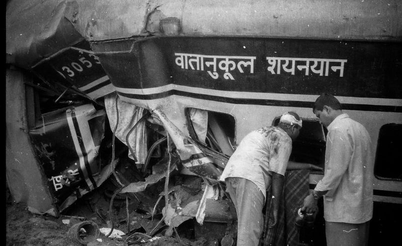 India train crash: Haunting images of a deadly 2002 disaster - BBC News