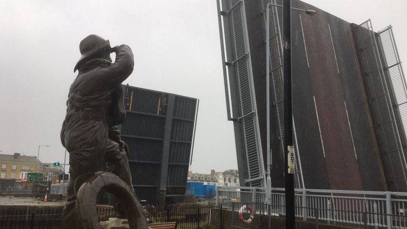 Lowestoft Bascule Bridge re-opens after fault fixed - BBC News