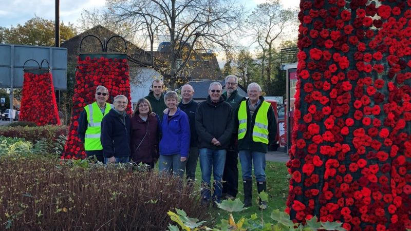 In pictures: Poppy displays across southern England - BBC News
