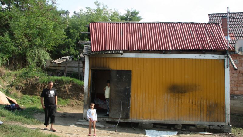 In pictures: Roma slums in Romania and Slovakia - BBC News
