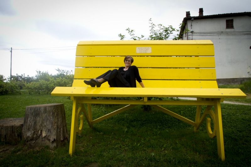 The giant benches that make adults feel like children - BBC News