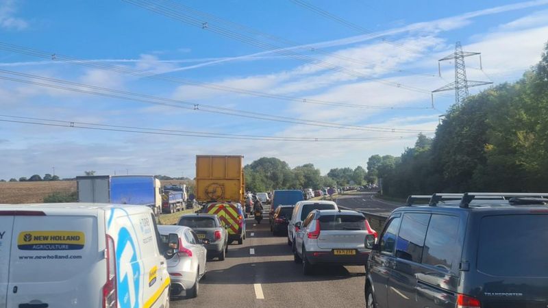 Oxford roadworks cause hours of dual carriageway delays - BBC News