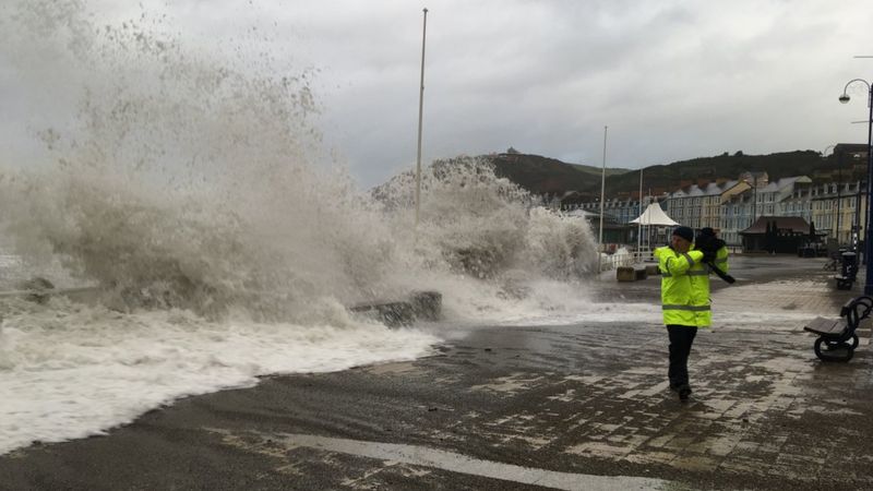 Storm Brian: Gale-force winds and high seas hit UK coast - BBC News