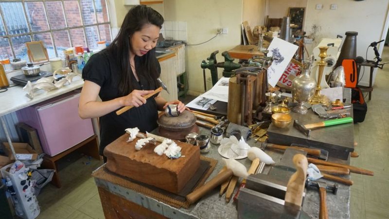 How crafts workers are learning to sell their work - BBC News