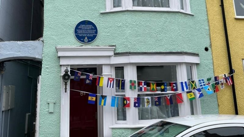 Filey memorial plaque for Caribbean WWII RAF crew unveiled - BBC News