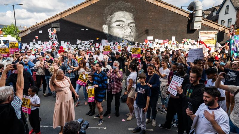 Marcus Rashford: Hundreds gather at mural for anti-racism demo - BBC News