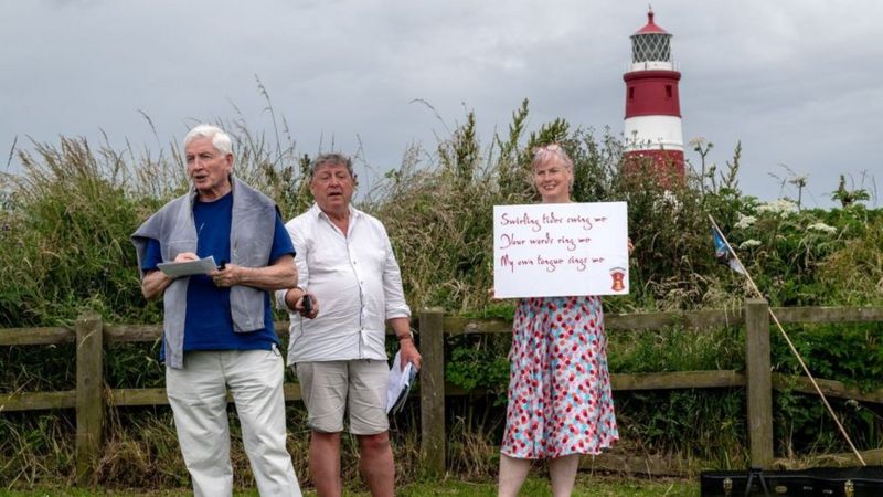 Happisburgh Time and Tide Bell unveiled on beach - BBC News
