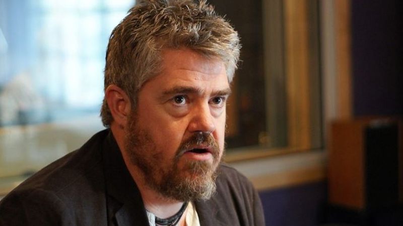 Comedian Phill Jupitus admits hit-and-run in Fife - BBC News