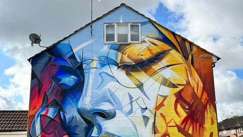 Swindon Paint Fest: Second street art event gets under way - BBC News