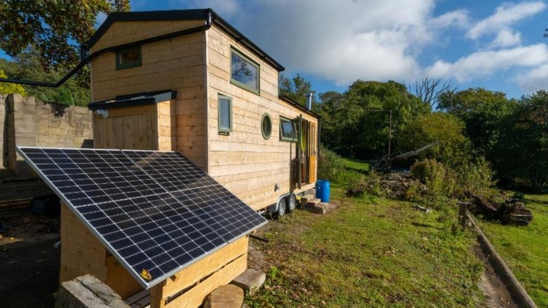 Tiny homes: Off-grid living allowed couple to take risks - BBC News