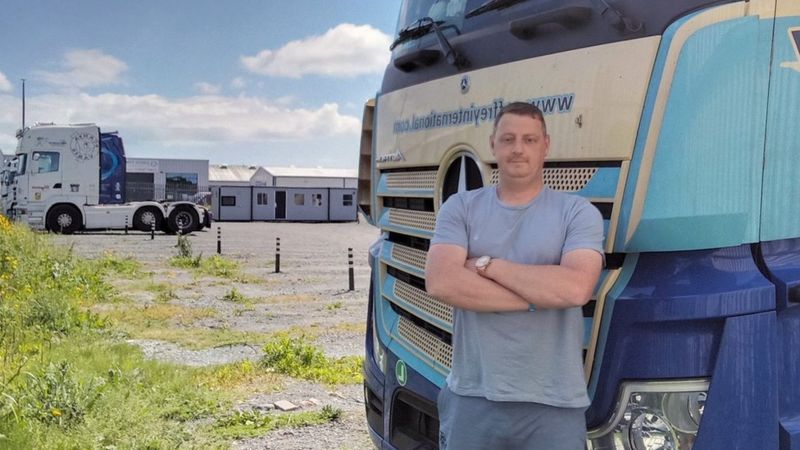 Travelling Bradford lorry driver hopes to inspire others - BBC News