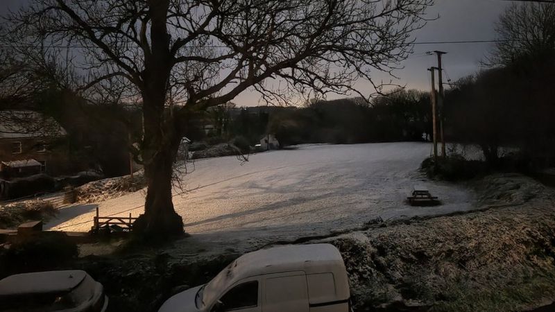 Freezing weather and snow affecting some schools in Cornwall - BBC News