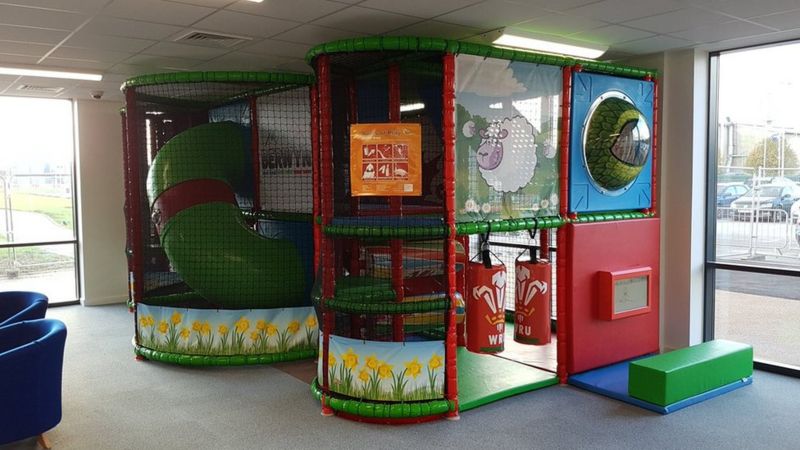 HMP Berwyn: Inside Britain's new super-prison - BBC News