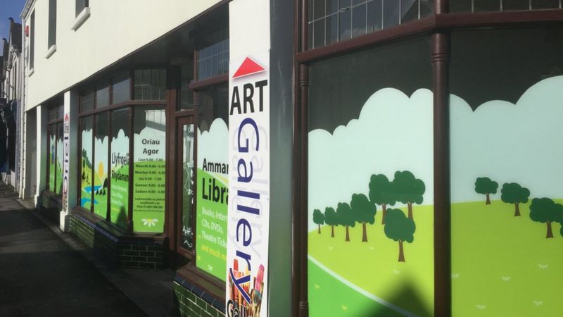 Music and virtual games hub 'to broaden' Ammanford Library - BBC News