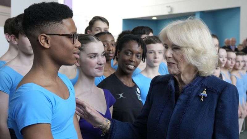 Dancer whose barefoot video went viral meets Camilla - BBC News