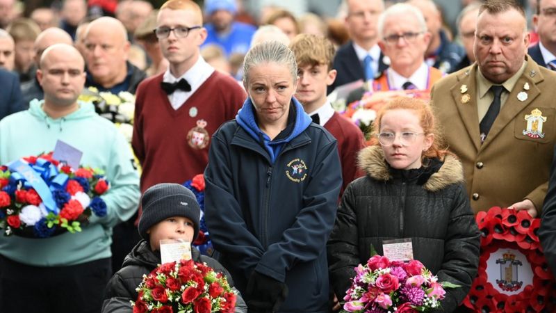Shankill bombing: Wreaths laid to mark 30 years since attack - BBC News