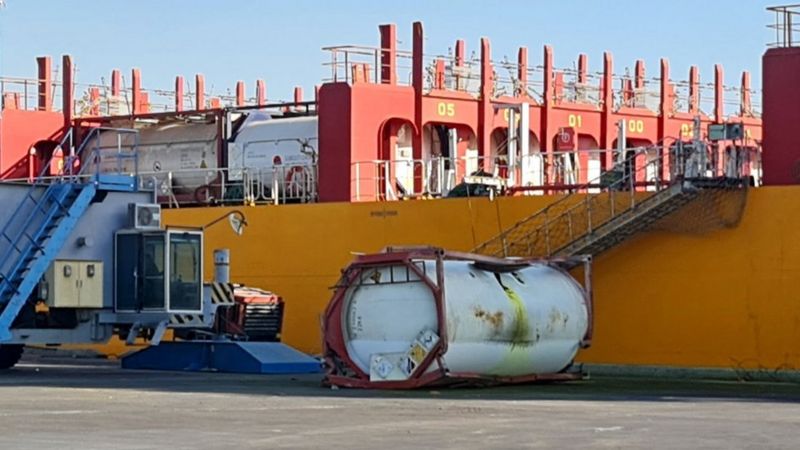 Toxic gas leak at Jordan's Aqaba port kills 13, injures hundreds - BBC News