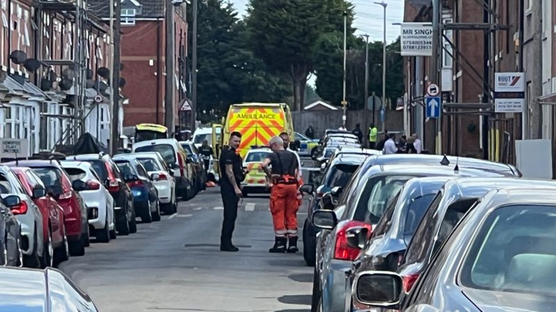 Leicester murder probe: Three arrested over stabbing - BBC News