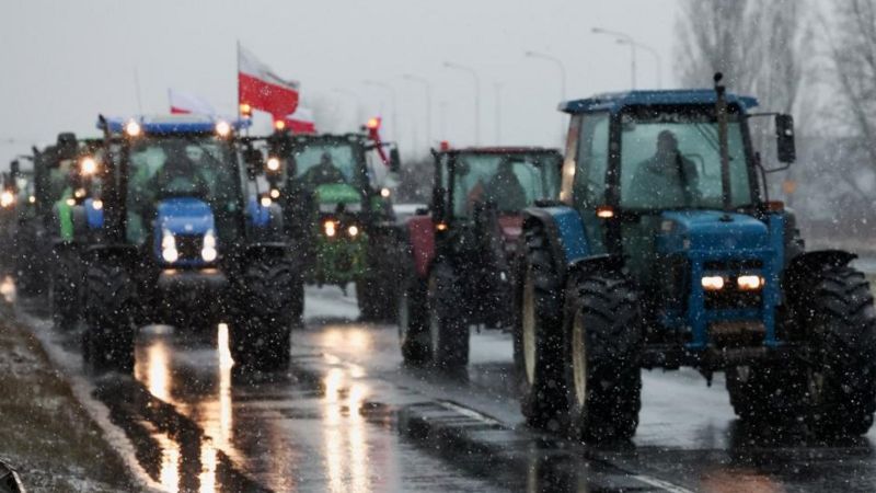 Tractors gather at Parliament in farmer go-slow protest - BBC News