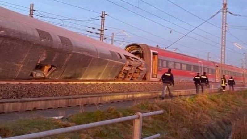 Italy train crash: Two dead in high-speed derailment - BBC News