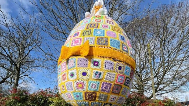Giant woolly fundraising Easter egg created in village - BBC News