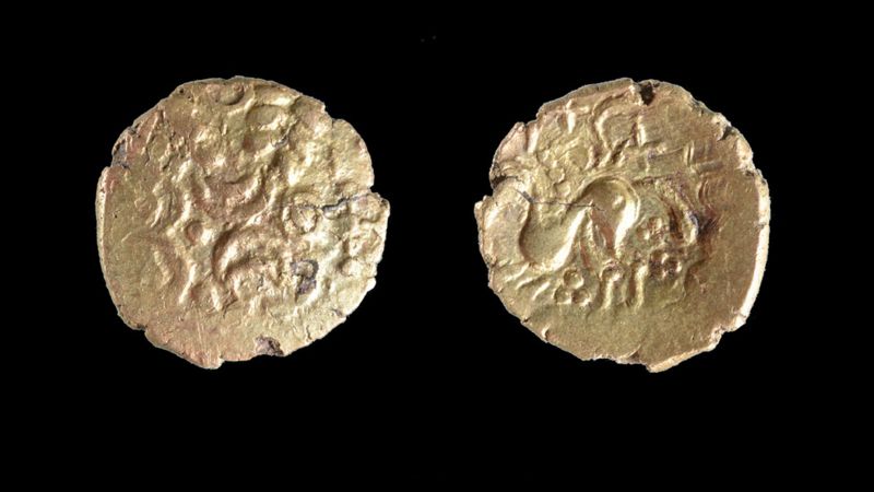 Suffolk detectorist finds Anglo-Saxon gold pyramid mount - BBC News