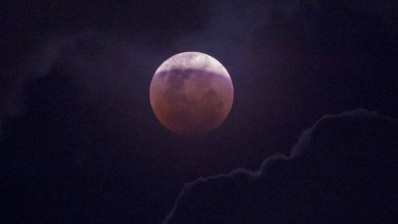 'Super blue blood Moon' seen around the world - BBC News