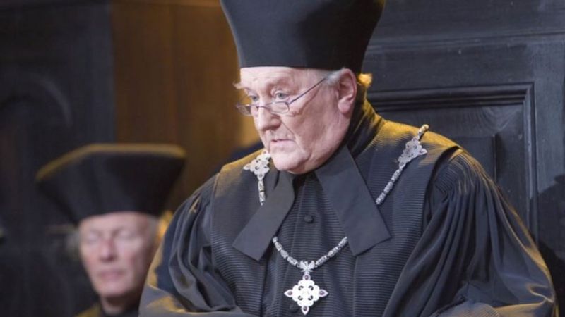 Robert Hardy: A life in pictures - BBC News