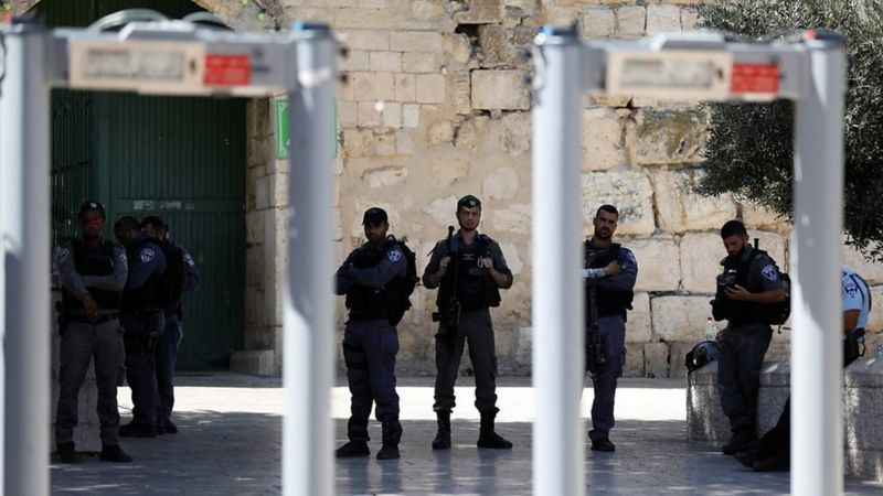 Israel removes flashpoint metal detectors at Jerusalem holy site - BBC News