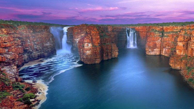Photographer showcases Australia's wild west - BBC News