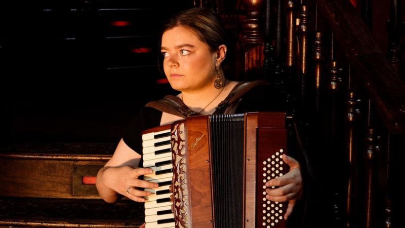 Donegal woman saving the songs 'at risk' of disappearing - BBC News