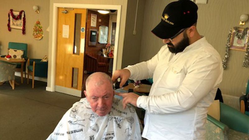 Refugee barber repays kindness with free haircuts - BBC News