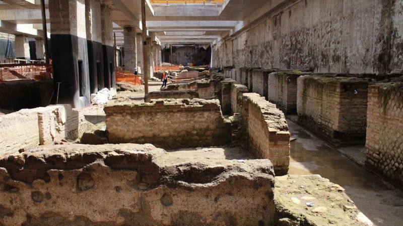 Italy unearths huge Roman barracks during Rome metro dig - BBC News