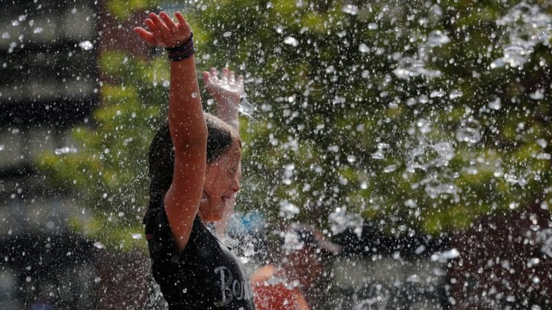 In pictures: Americans cool down in sweltering heatwave - BBC News