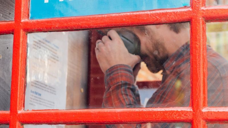 Aldeburgh Music turns phone box into 'concert hall' - BBC News