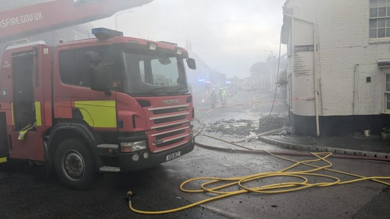 Thames Valley fire crews tackle significant thatch fire - BBC News