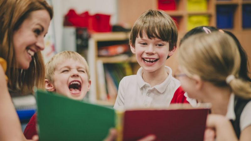 Teach Reception children how to grip a pencil, says Ofsted - BBC News