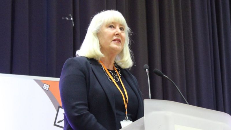 Swindon council chief executive to step down - BBC News