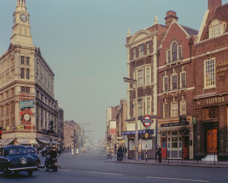 Unseen photos of East End London in glorious colour - BBC News