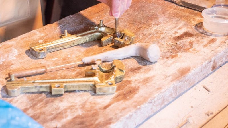 Shropshire craftsman, 24, among last clay pipe-makers - BBC News