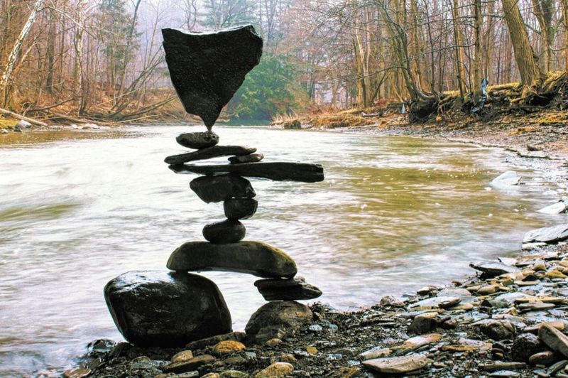 Stone-stackers rock up in Dunbar for balancing act - BBC News