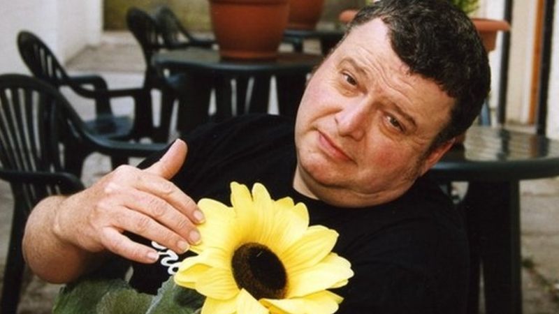 Chris Stuart: Ex-BBC Radio Wales presenter dies aged 73 - BBC News