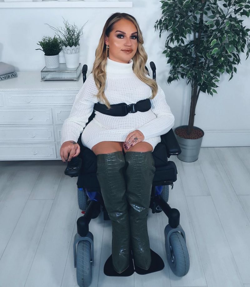 The disabled influencers making their mark on social media - BBC News