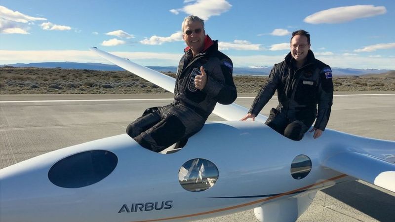 Two-pilot glider team sets altitude record - BBC News