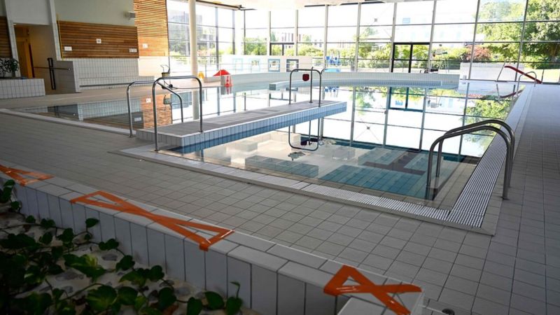 Coronavirus: What might swimming pools be like after lockdown? - BBC News