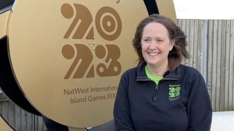 Three Guernsey people named in New Year Honours - BBC News